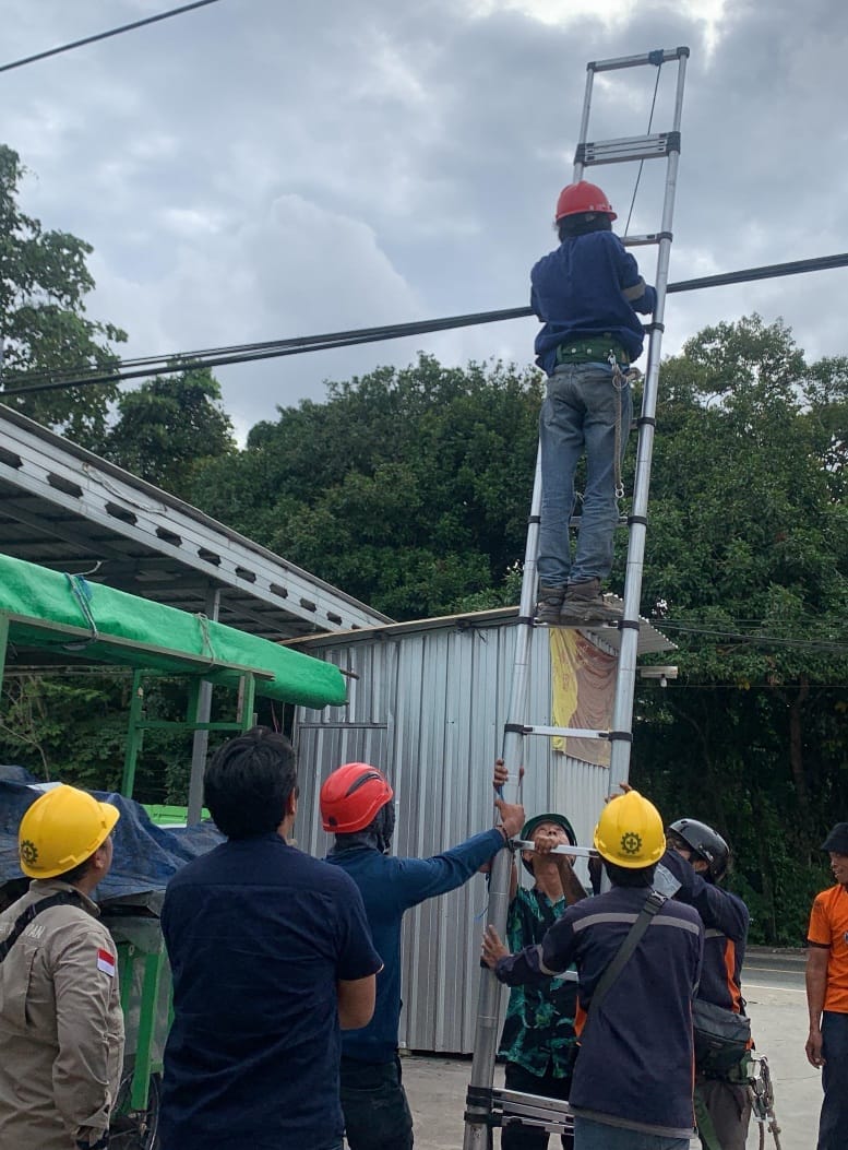 PLN Icon Plus Kalimantan Bersama Tim PLN UP3 Rapikan Kabel Fiber Optik di Balikpapan - Kompasindo TV